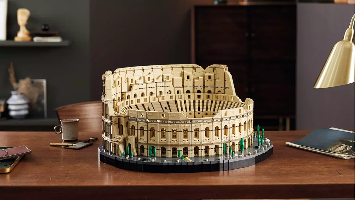 LEGO Roman Colosseum บนโต๊ะใกล้กับแก้วกาแฟขนาดเล็กกว่ามาก