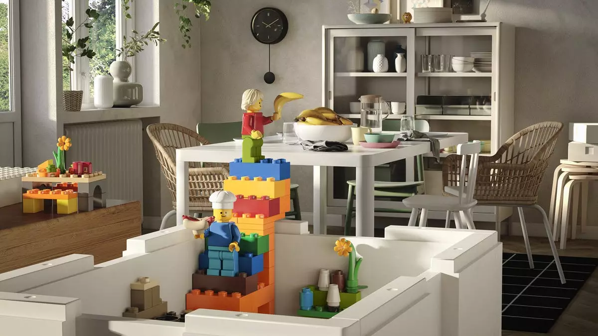 Baltos dėžutės su įmontuotomis LEGO kaladėlėmis stambiu planu.