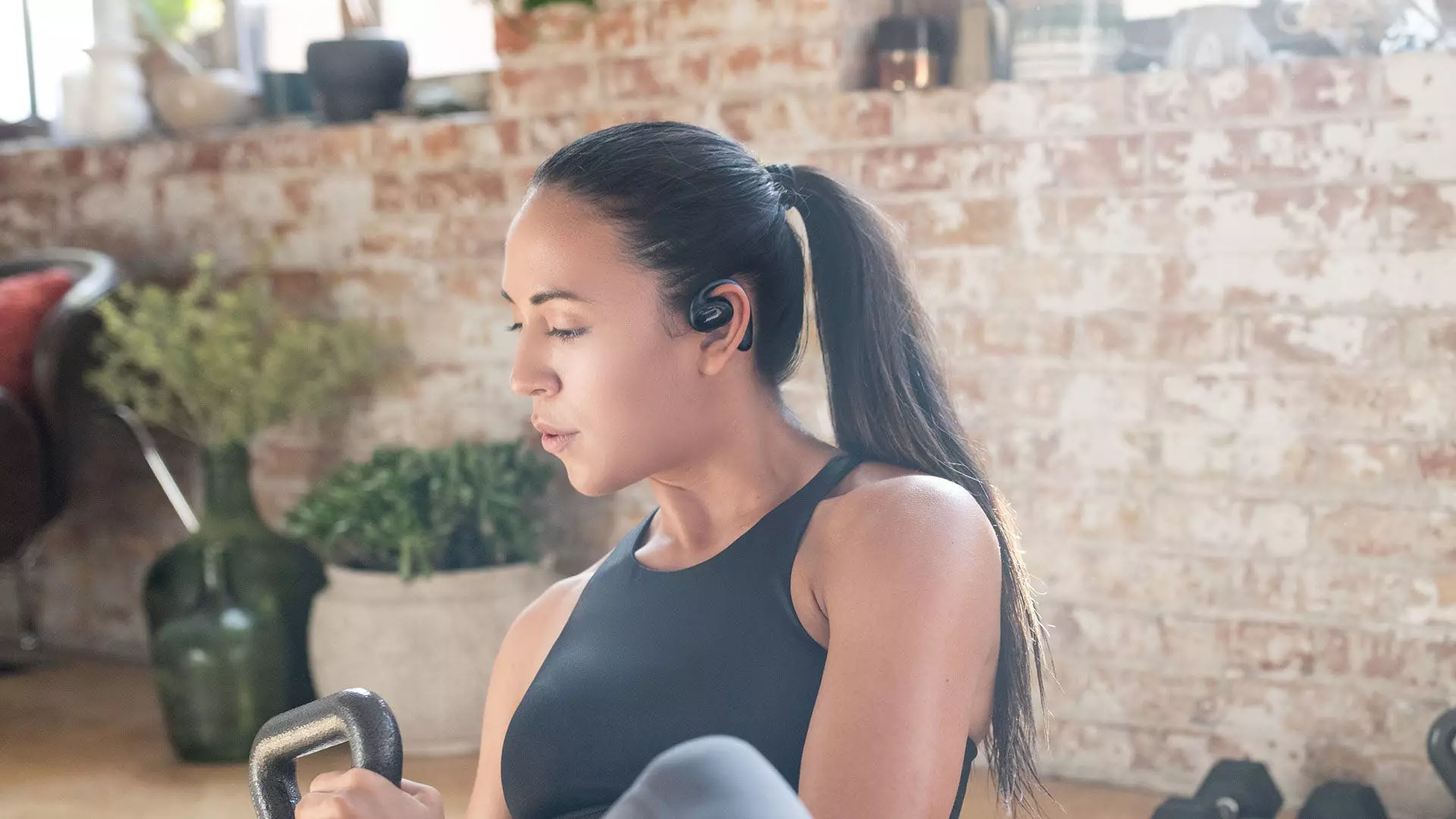 Otevřená sluchátka Bose Sport padnou přes vaše uši, aniž by blokovala váš sluch