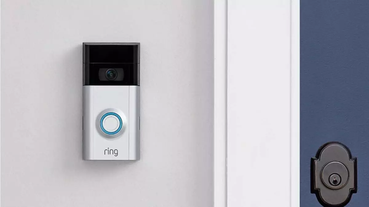 Ring Video Doorbell 2, kas piestiprināts pie mājas.