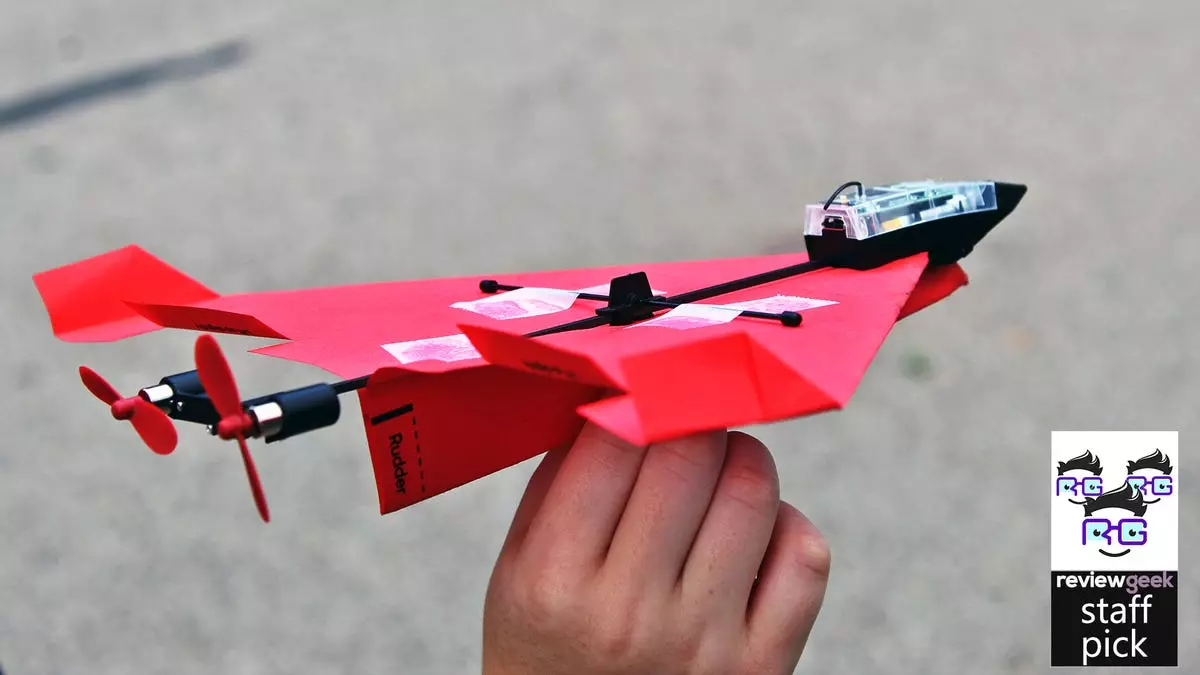 Un avion de hârtie conectat la o dronă RC