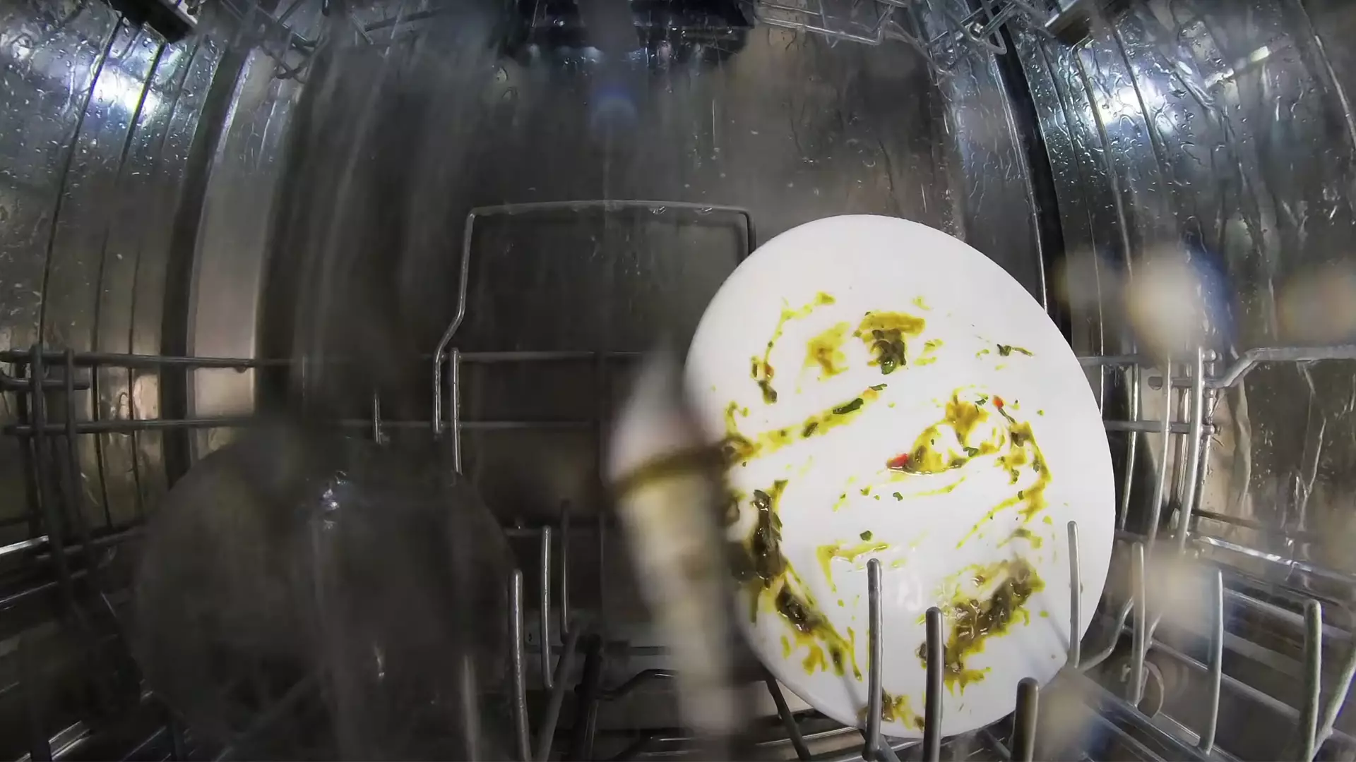Lordo: guarda una lavastoviglie che funziona dall'interno con il video GoPro 4K