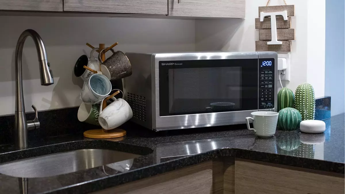 Isang microwave na katugma sa Alexa sa kusina.