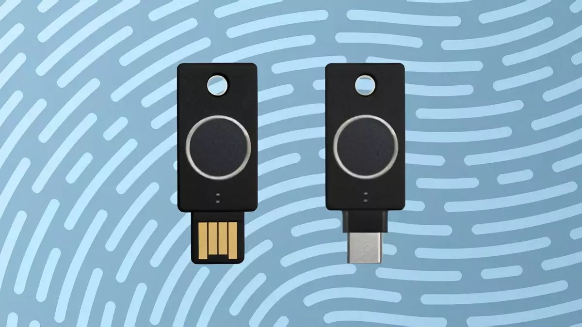 Două Yubikey-uri, unul în USB-A, celălalt în USB-C, cu senzori de amprentă, așezate pe un fundal cu model de amprentă.