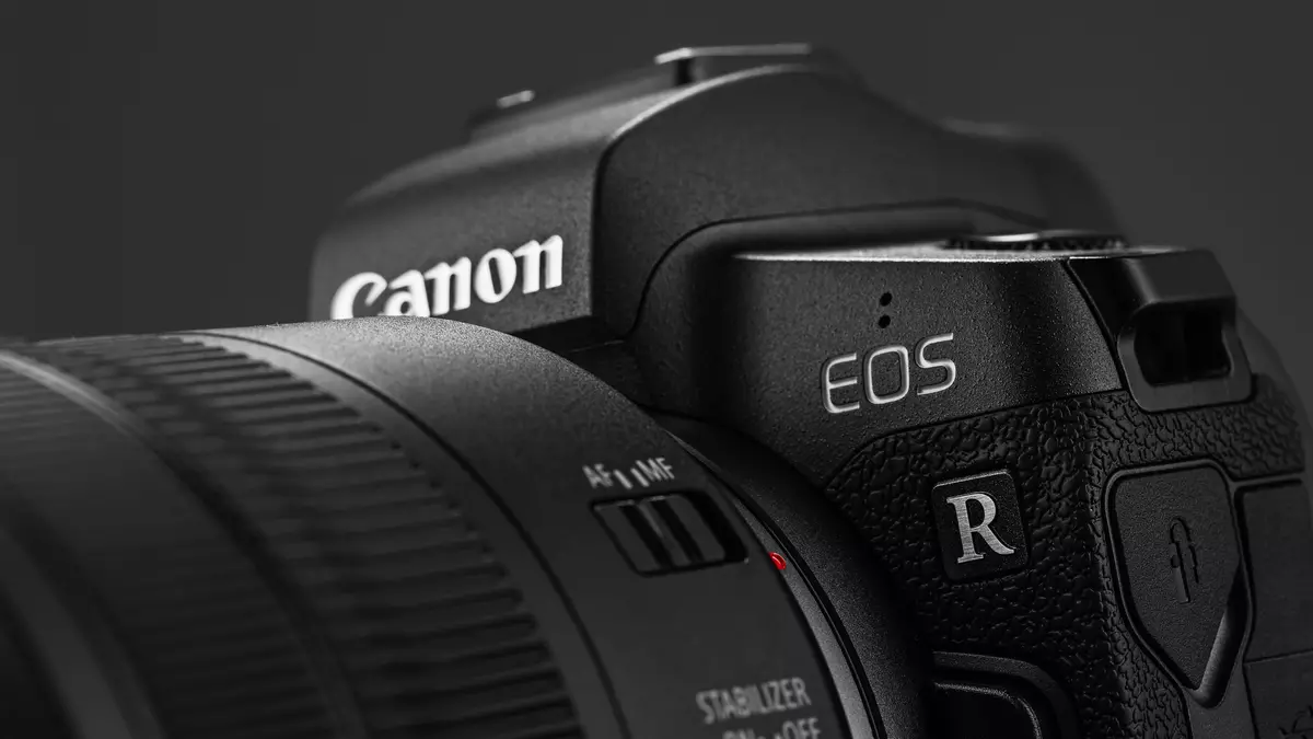Imaxe da cámara dixital Canon EOS R sen espello con lente Canon EF 24-105 mm f4L IS USM sobre un fondo negro.