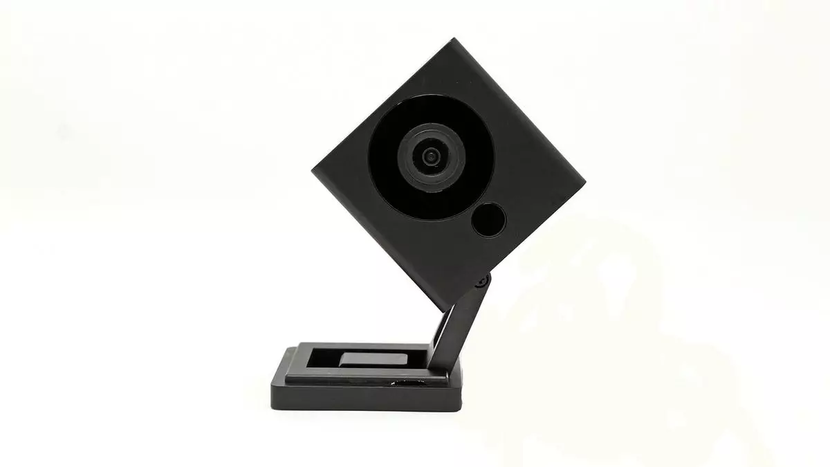 Una fotocamera Black Wyze inclinata di lato.