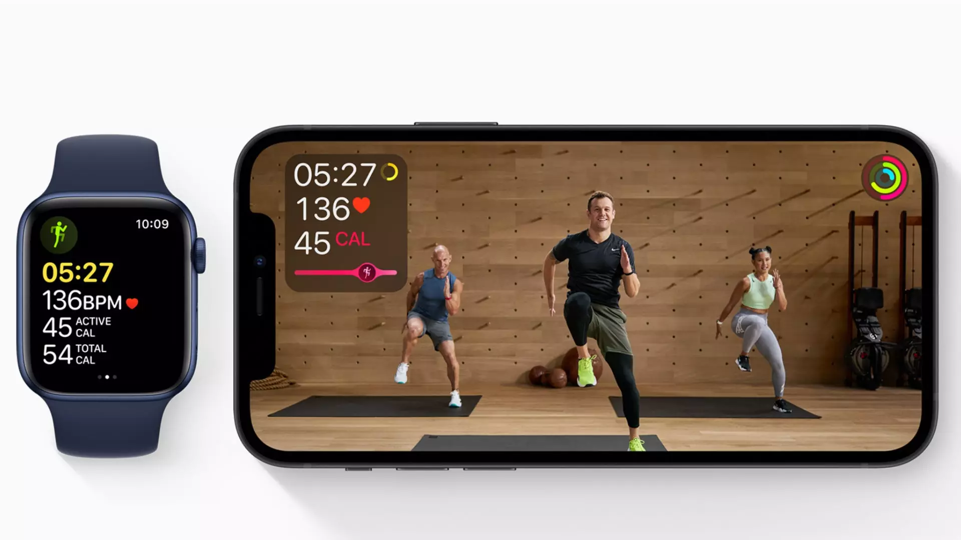 တက်ကြွလေ့ကျင့်ခန်းဖြင့် ၎င်းဘေးရှိ Apple Watch နှင့် Apple Fitness+ ဗီဒီယို