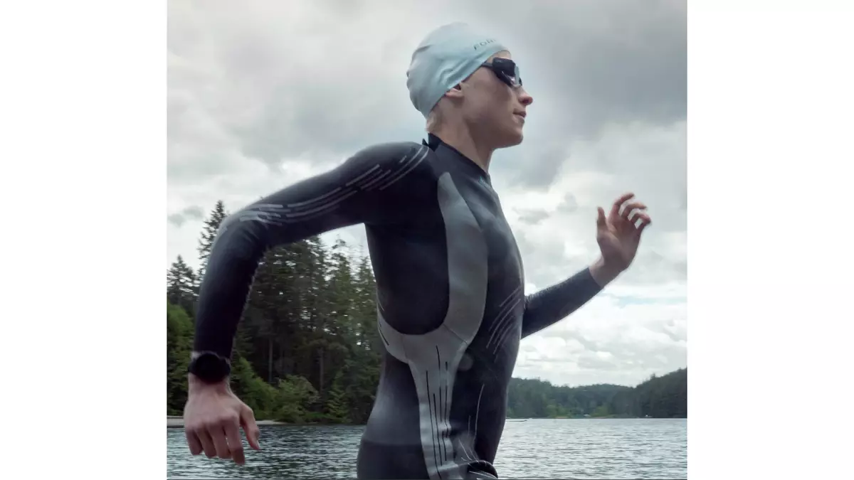 Swimsporter mei bodysuit en FORM AR smart bril op it punt om yn it wetter te springen om te swimmen