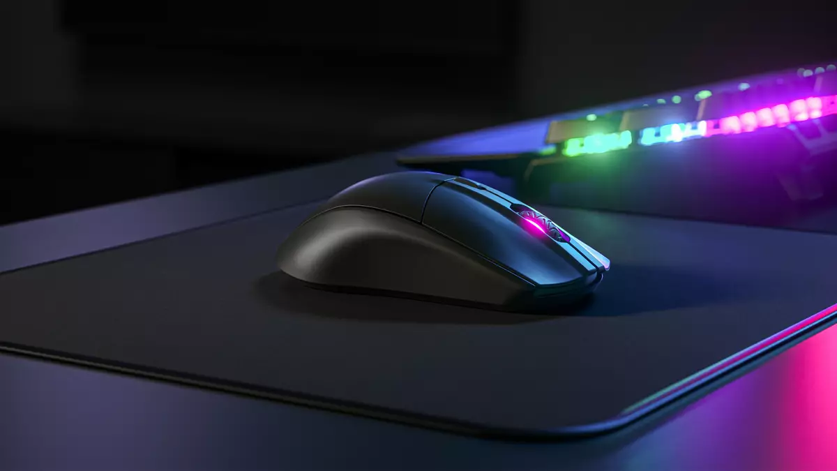 Ratolí sense fil SteelSeries Rival 3 sobre un ratolí negre amb llums de neó al fons