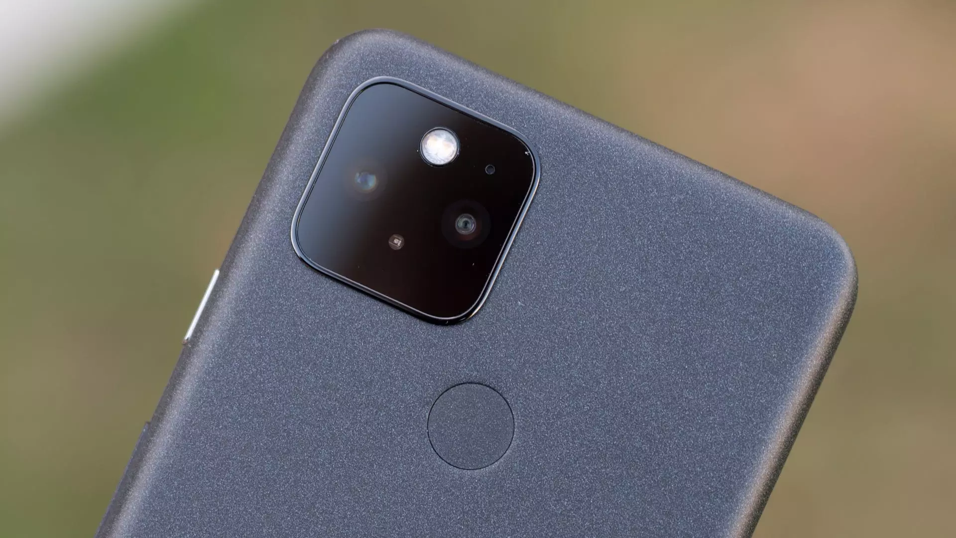Η κάμερα του μαύρου Pixel 5 και ο πίσω αισθητήρας δακτυλικών αποτυπωμάτων