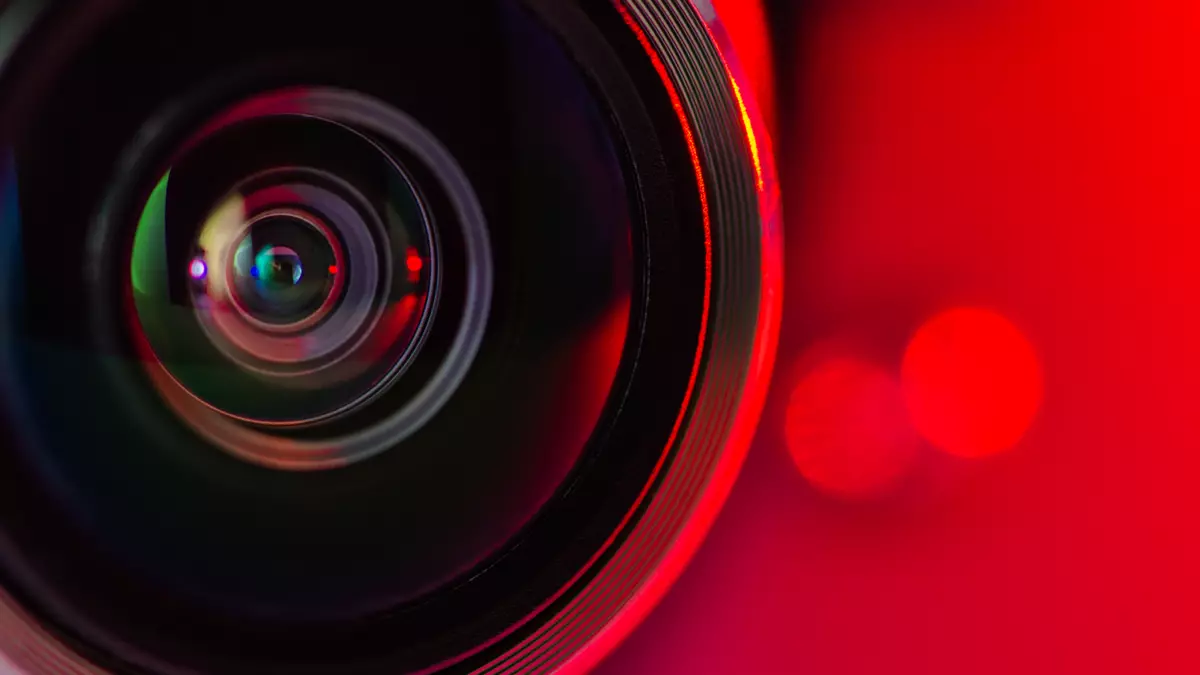 Uma lente de câmera de segurança com fundo vermelho e leve bokeh