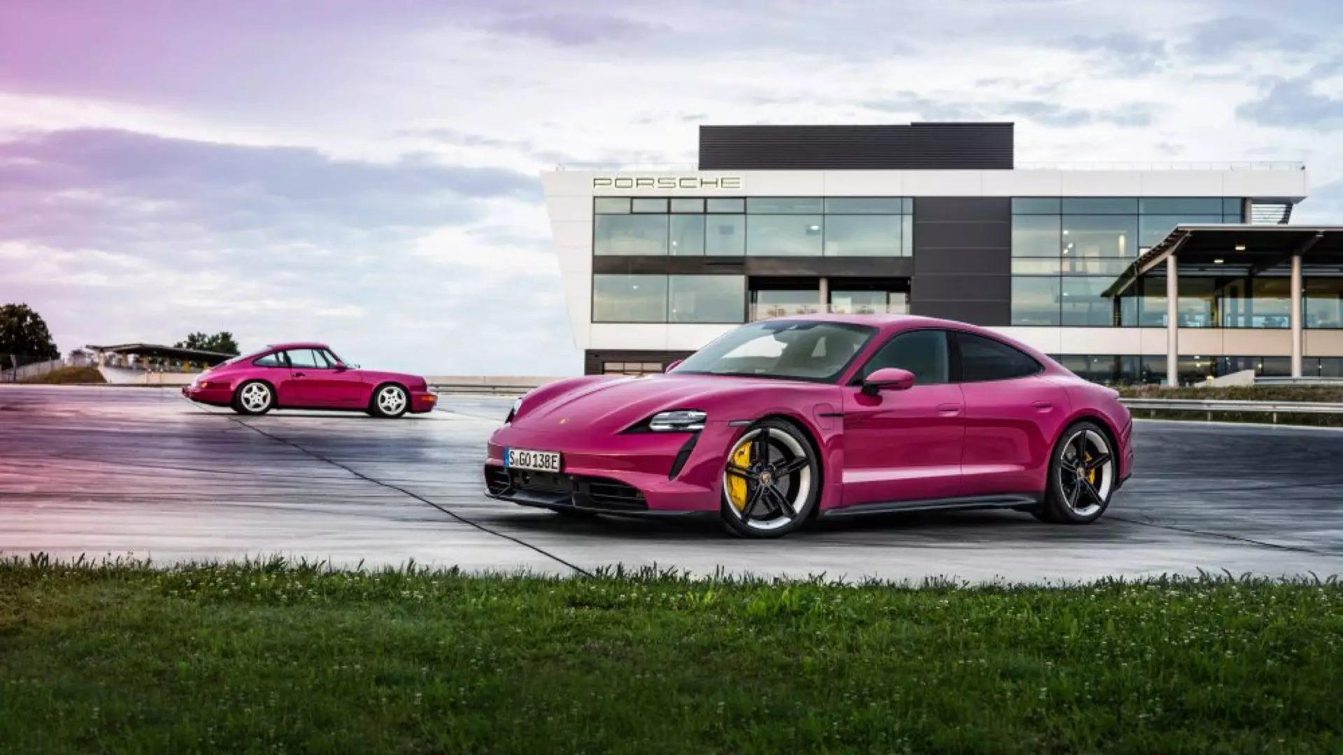 Porsche Taycan 2022 en rosa