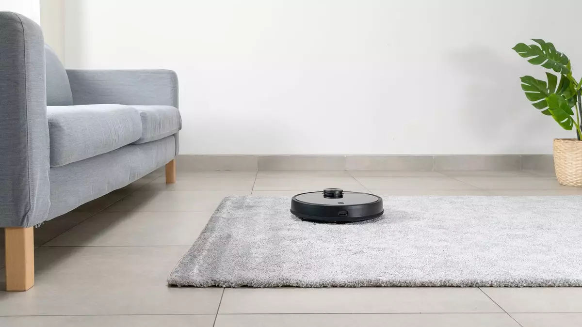 Isang Wyze robot vacuum na naglilinis ng alpombra.