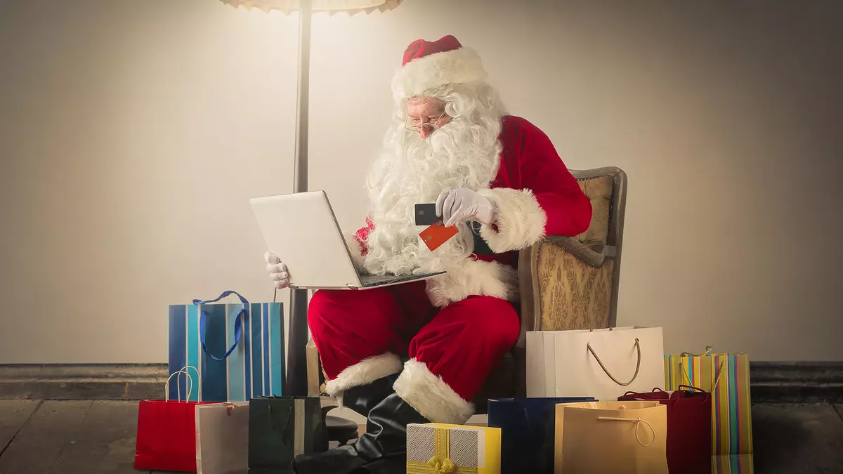Santa shopping på sin bärbara dator.