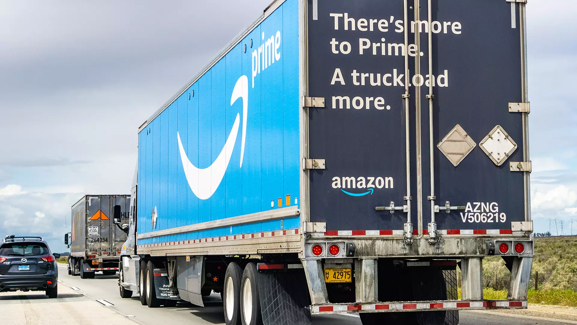 Una foto de un camión de envío de Amazon.