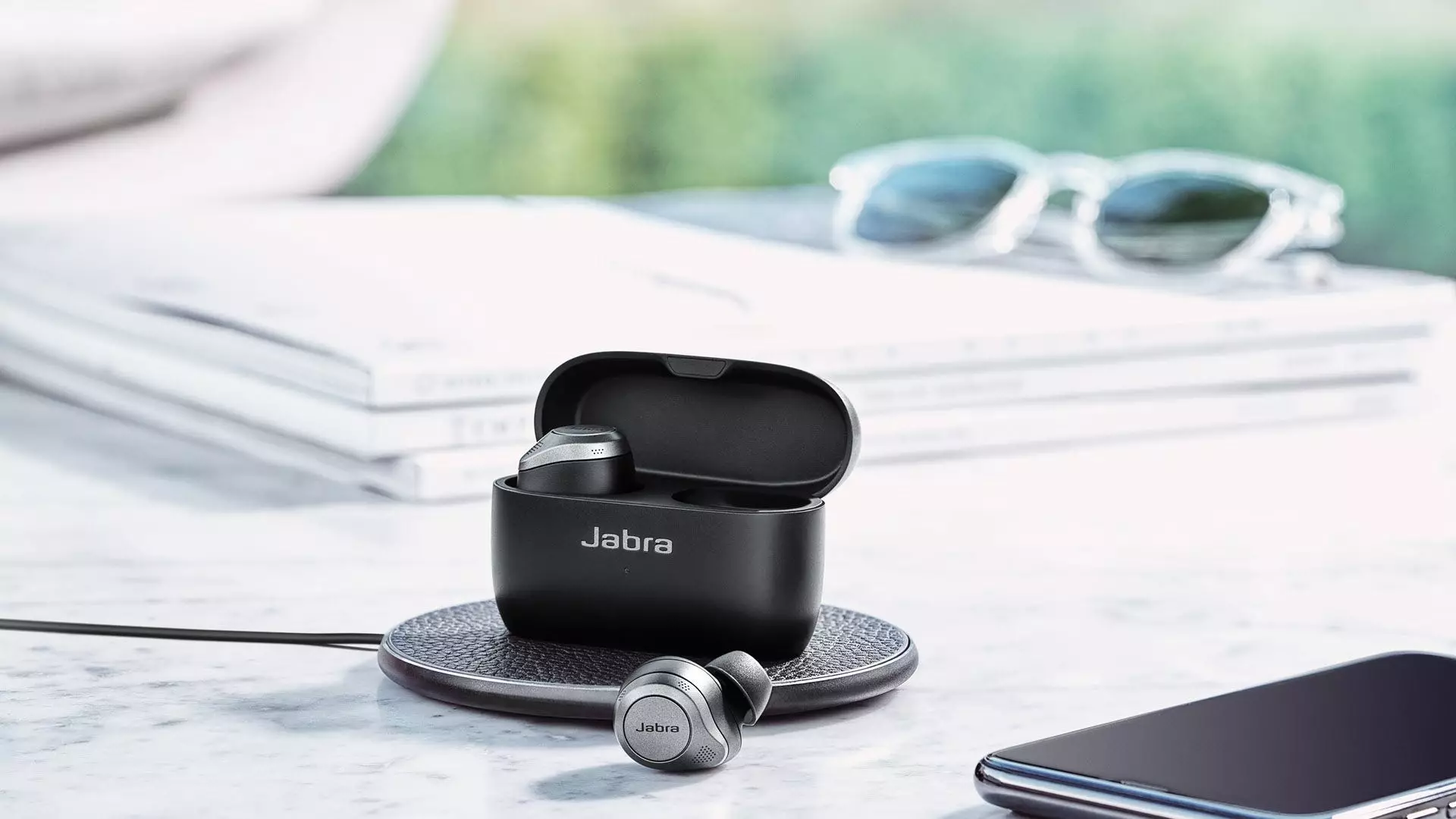Die True-Wireless-Ohrhörer Jabra Elite 85T sind mit ANC und kabellosem Laden ausgestattet