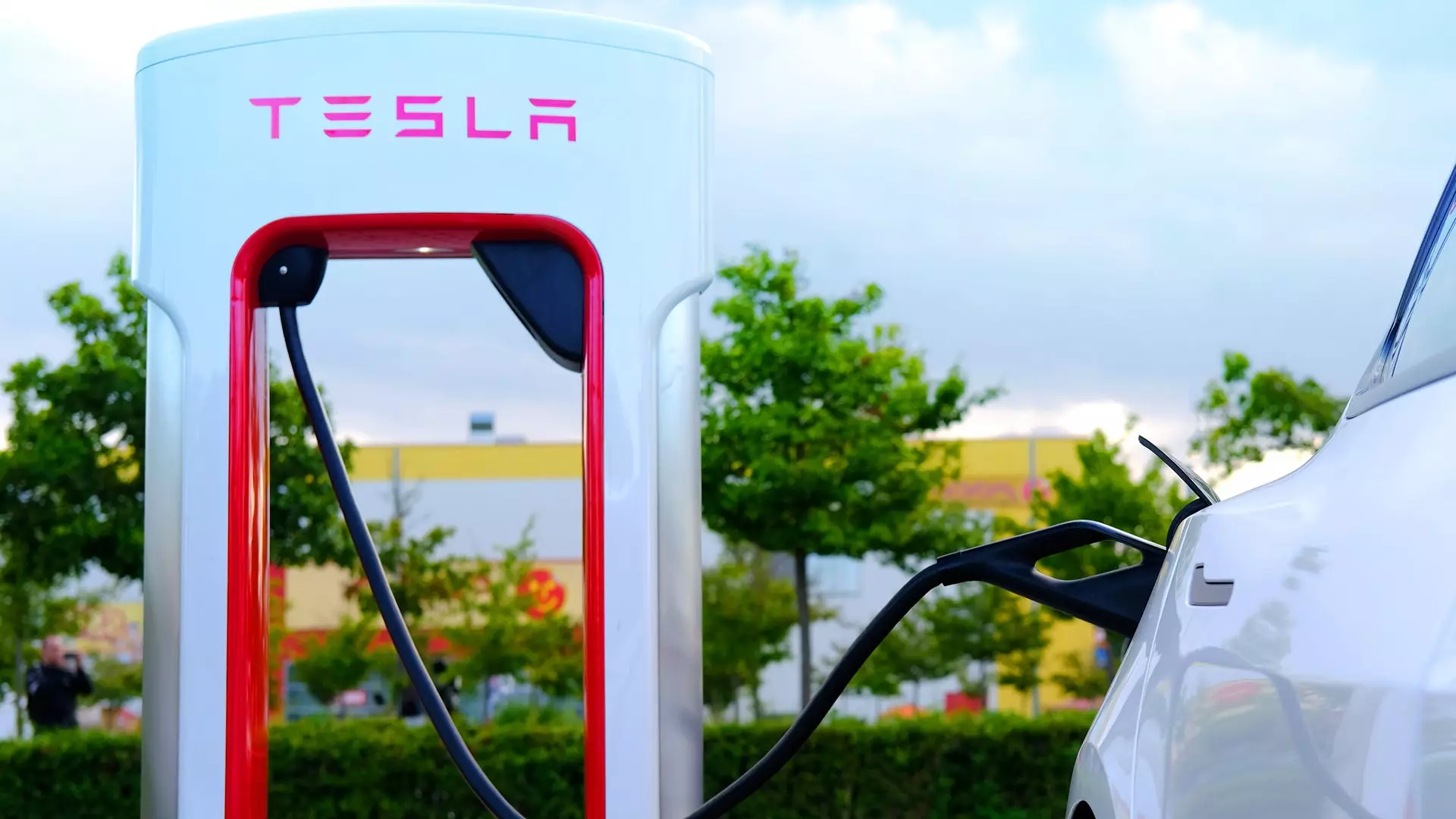 Tesla សាកថ្មនៅ supercharger