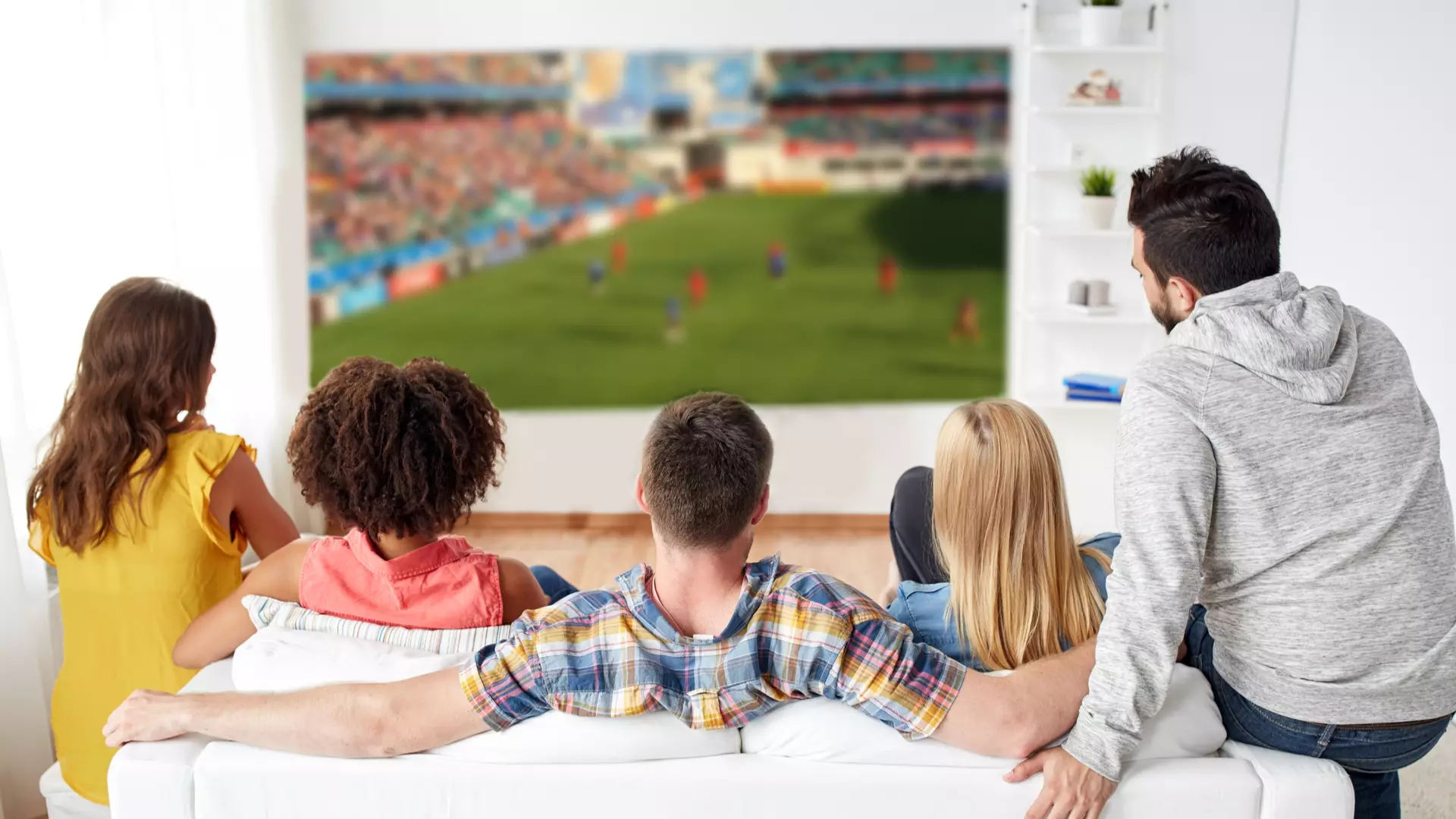 Máy chiếu và TV màn hình lớn: Bạn nên mua loại nào?
