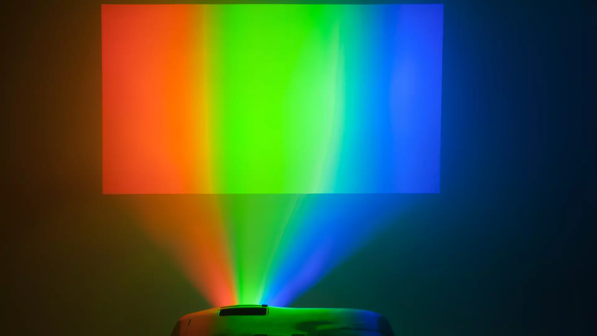 Un proyector que transmite rojo, verde y azul.