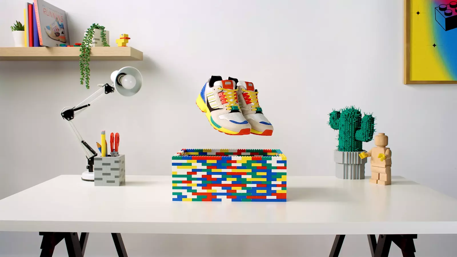 LEGO Adidas ZX 8000 รองเท้าผ้าใบทำงานร่วมกันในกล่องเลโก้บนโต๊ะ