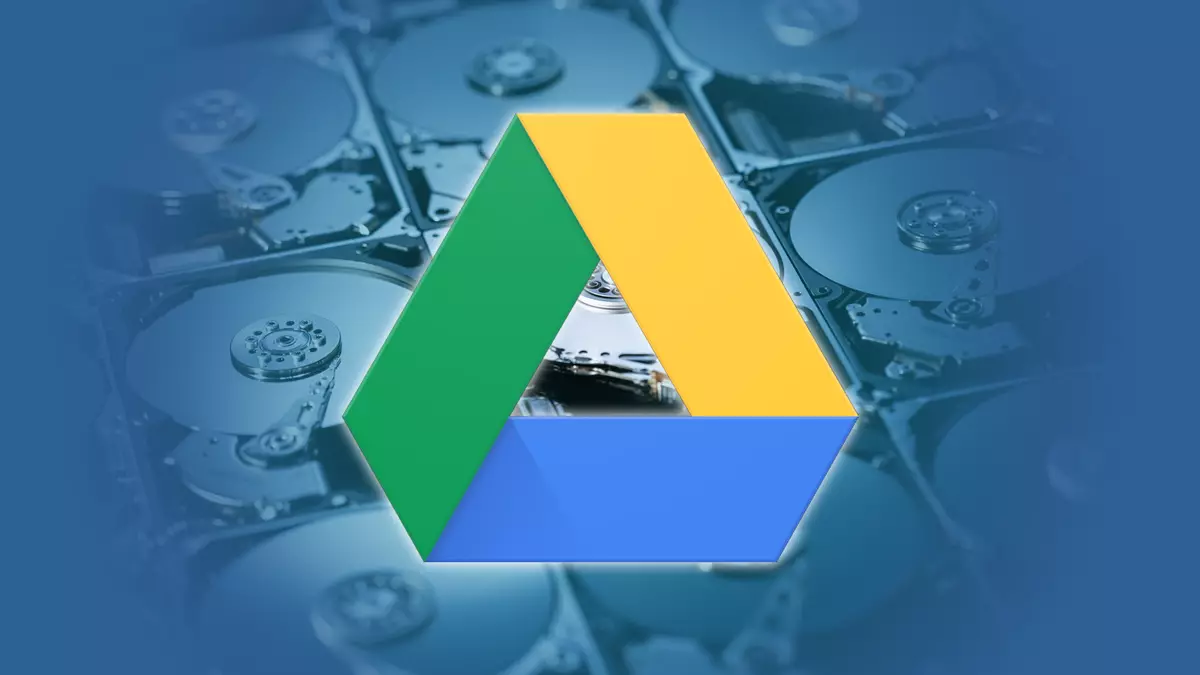 Логотипи Google Drive дар назди як қатор дискҳои сахт.