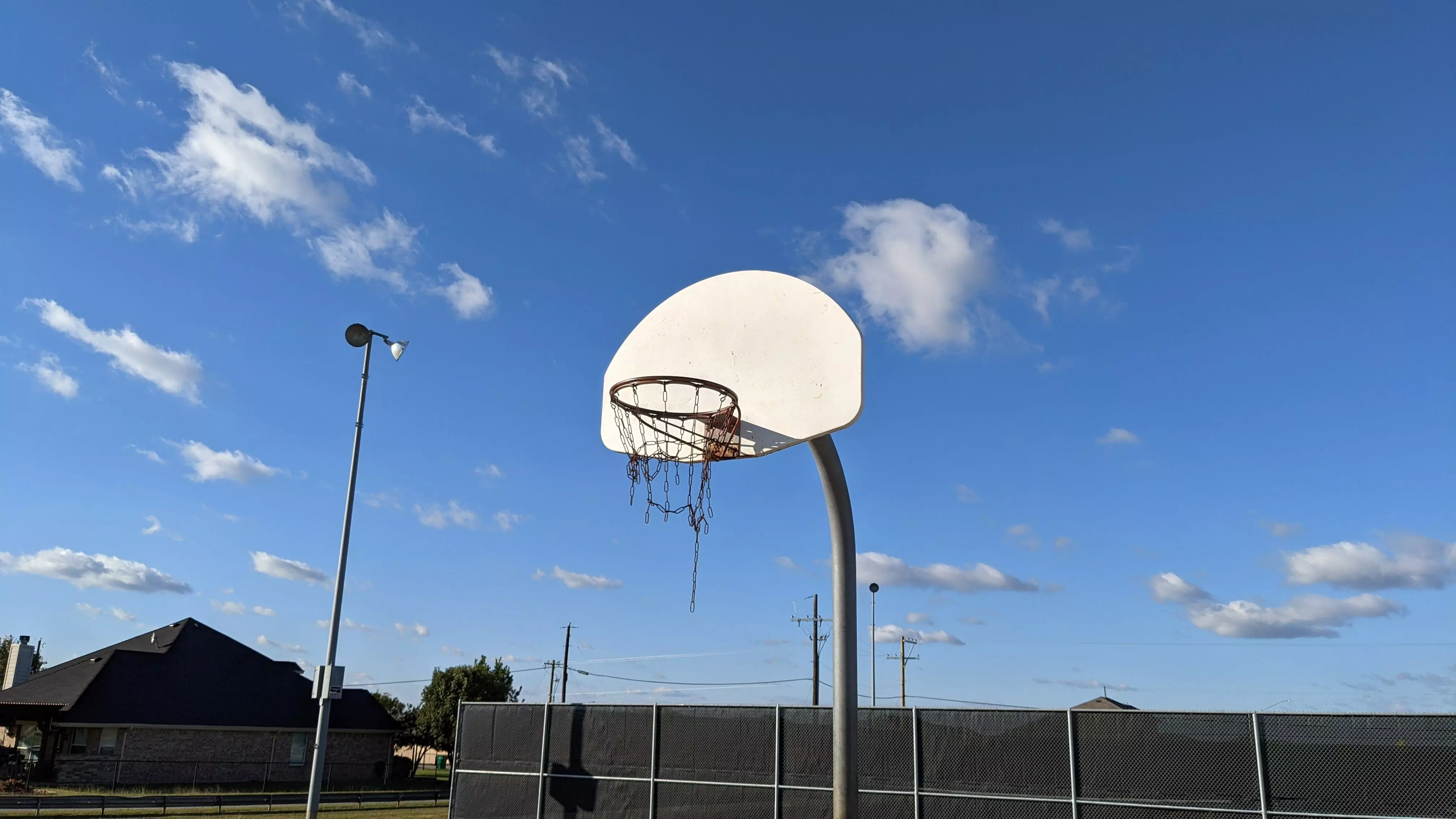Iifoto zekhamera yePixel 4a 5G: i-basketball hoop