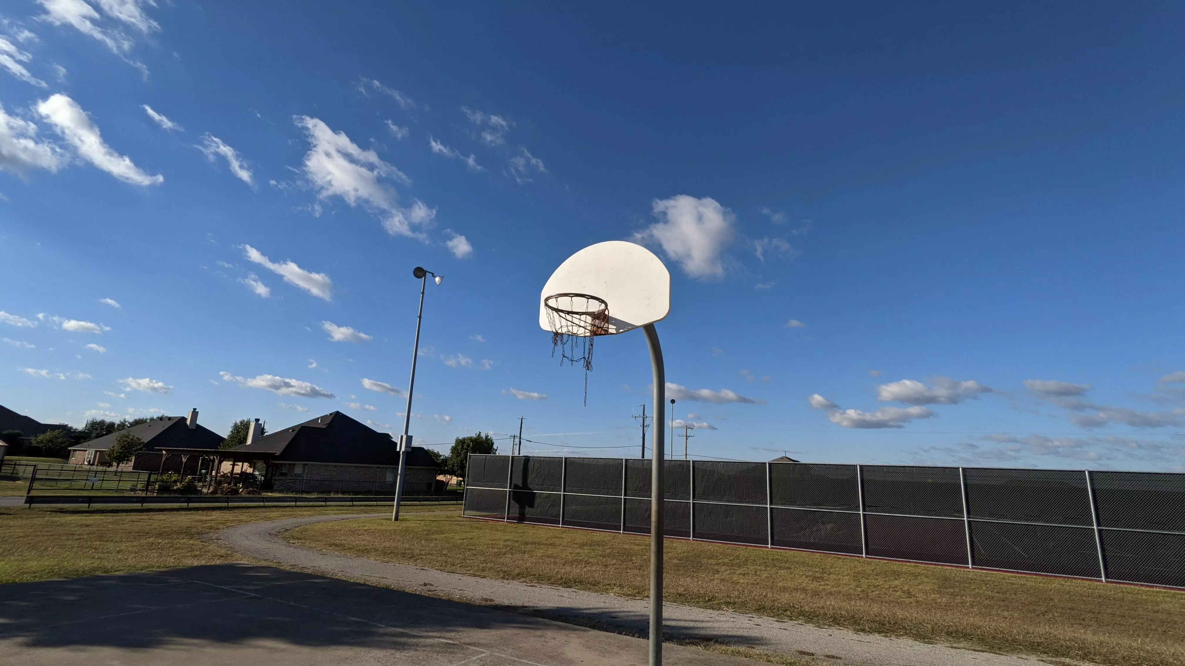 Tomas de la cámara del Pixel 4a 5G: aro de baloncesto