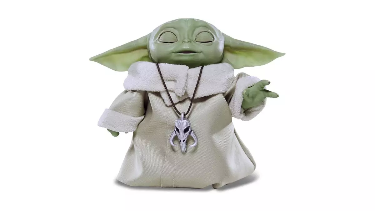 Begiak itxita eta altxatuta zituen Baby Yoda animatroniko bat, Indarra erabiliz bezala.