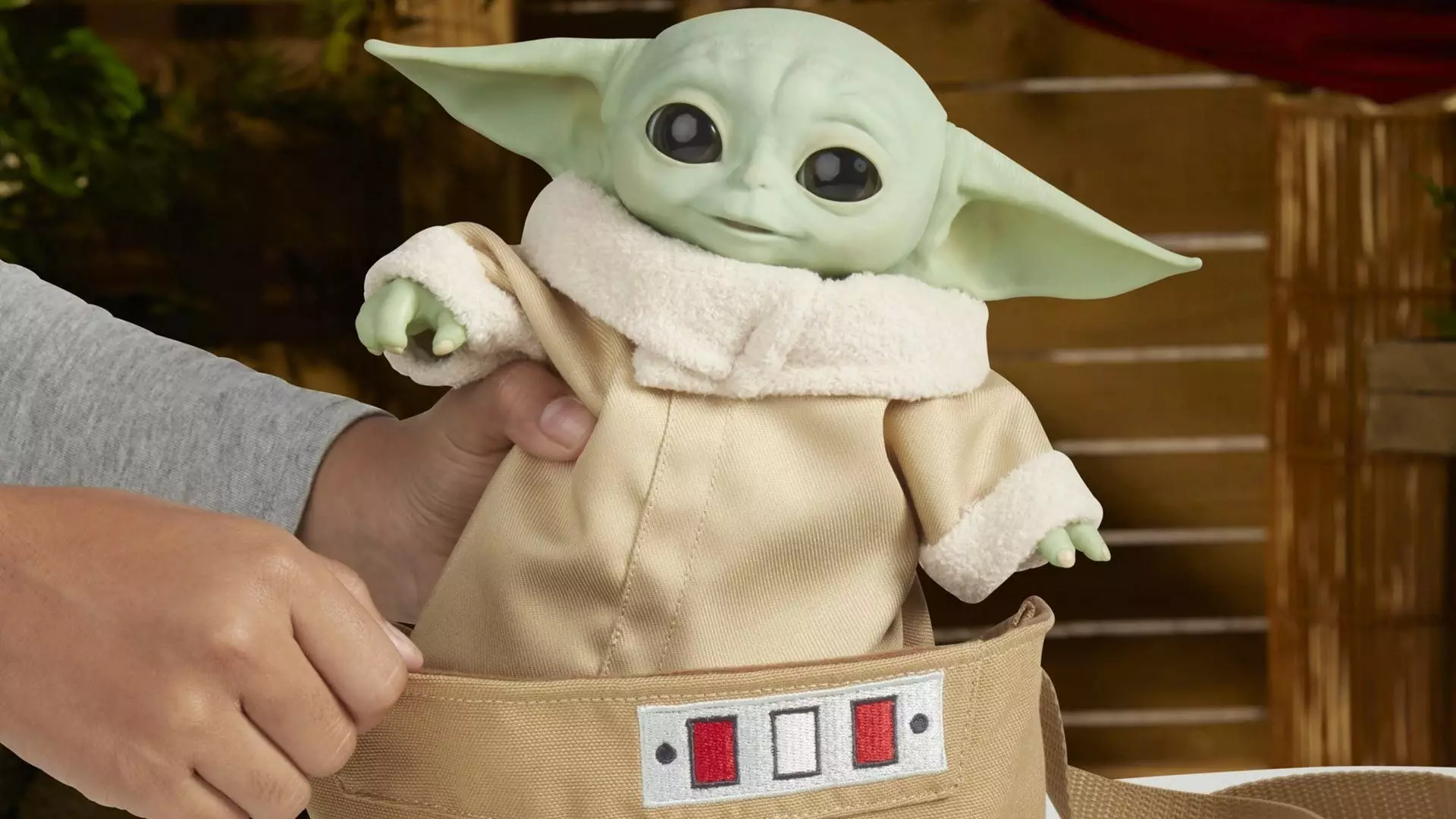 En Animatronic Baby Yoda an engem Stofftäsch.