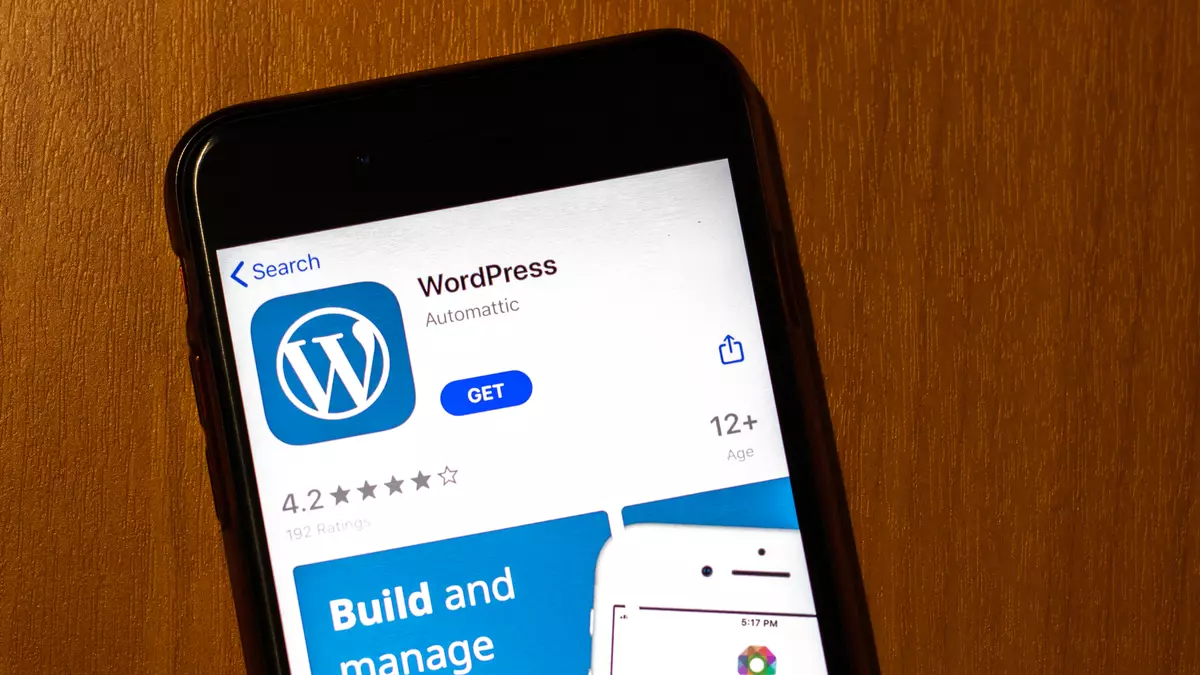 iOS స్టోర్లోని WordPress యాప్ ఐఫోన్లో ప్రదర్శించబడుతుంది.