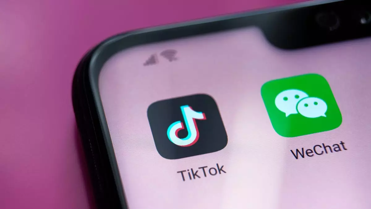 Os aplicativos TikTok e WeChat em um iPhone