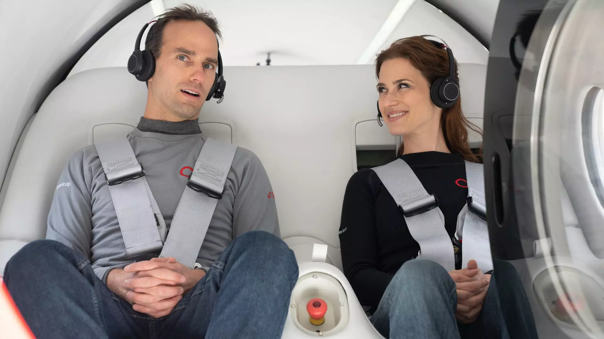 Компаниянең нигез салучысы Джош Гигель һәм Пассажирлар тәҗрибәсе башлыгы Сара Лучян, Virgin Hyperloop подъездында утыралар.