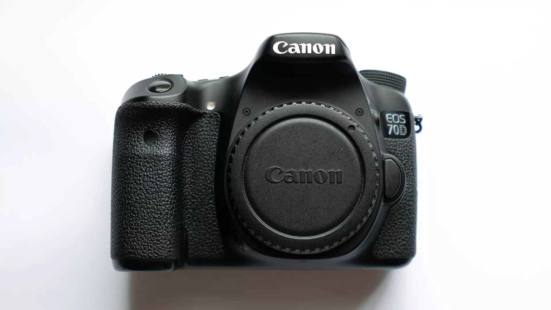 Yon foto Canon EOS 70D, yon kamera popilè nan mitan ane 2010 yo.