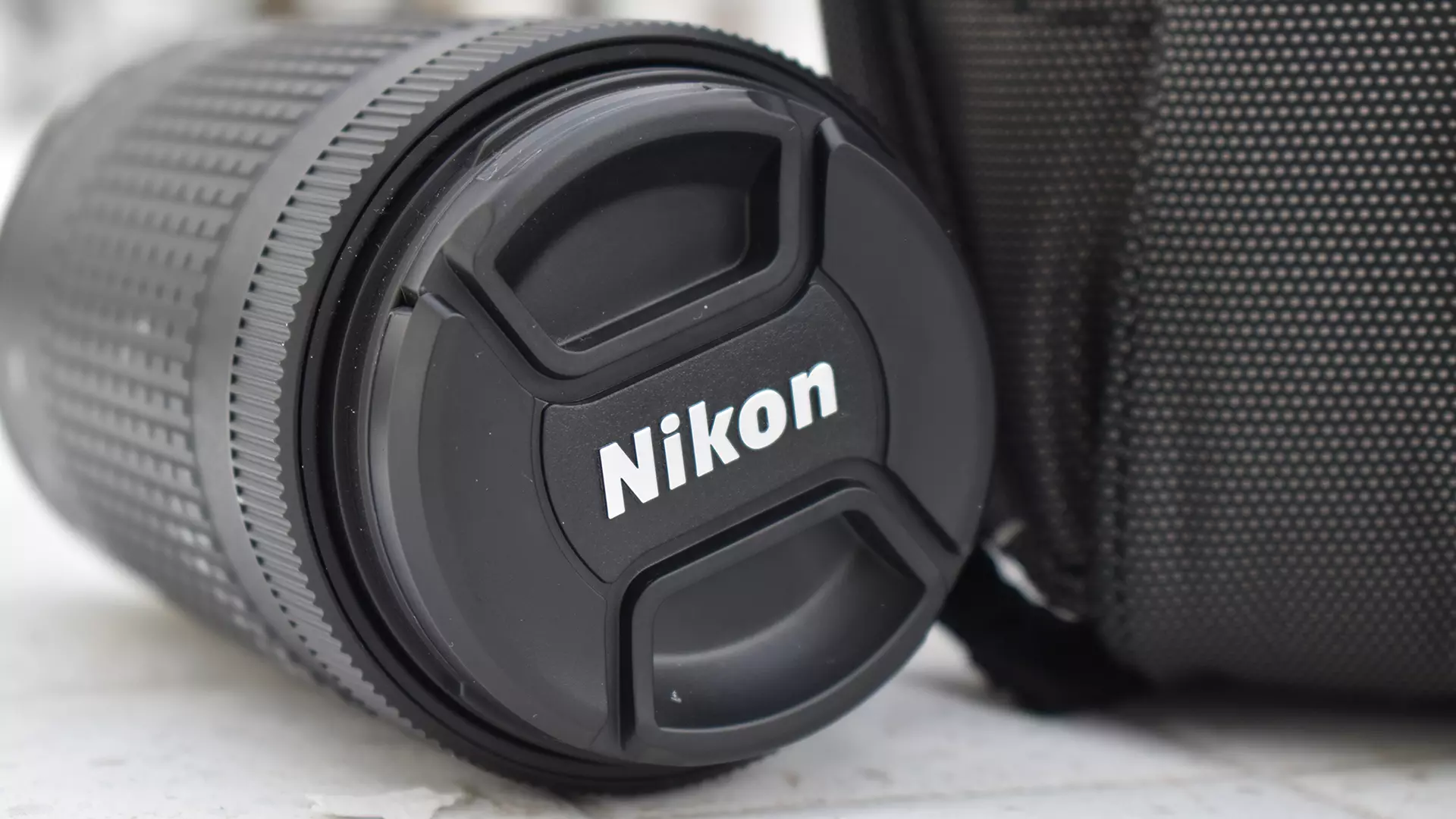 Una foto di un teleobiettivo Nikon 70-300 mm.