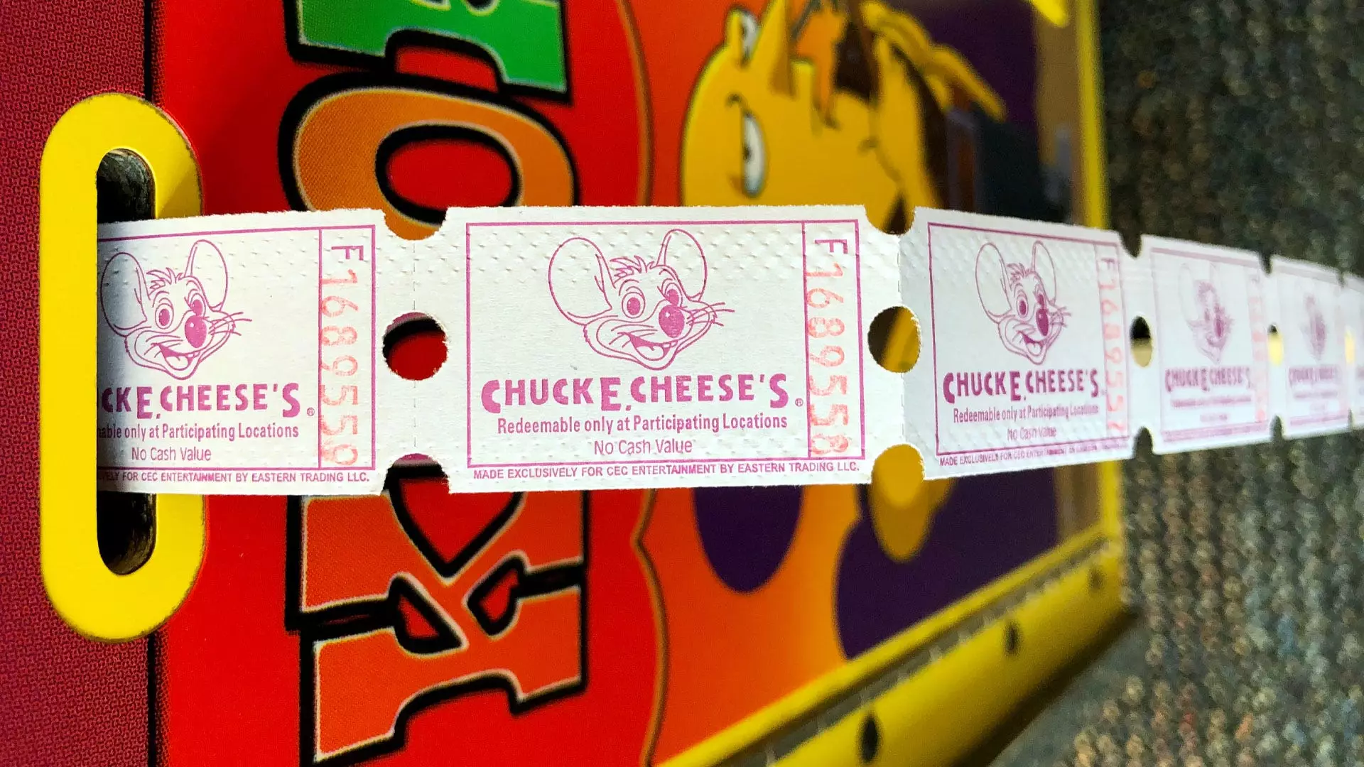 Chuck E. Cheese, загубен от късмета си, сега иска да унищожи 7 милиарда билети за аркадни игри
