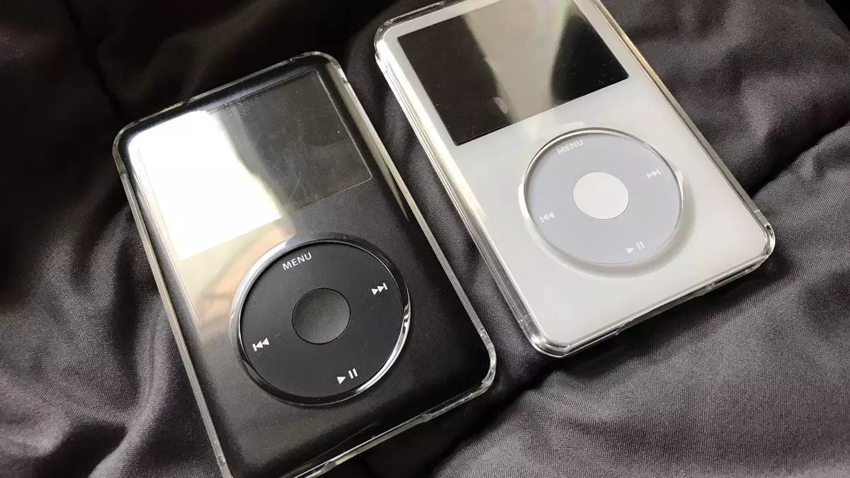 黒と白の 2 つの iPod が並んでいます。