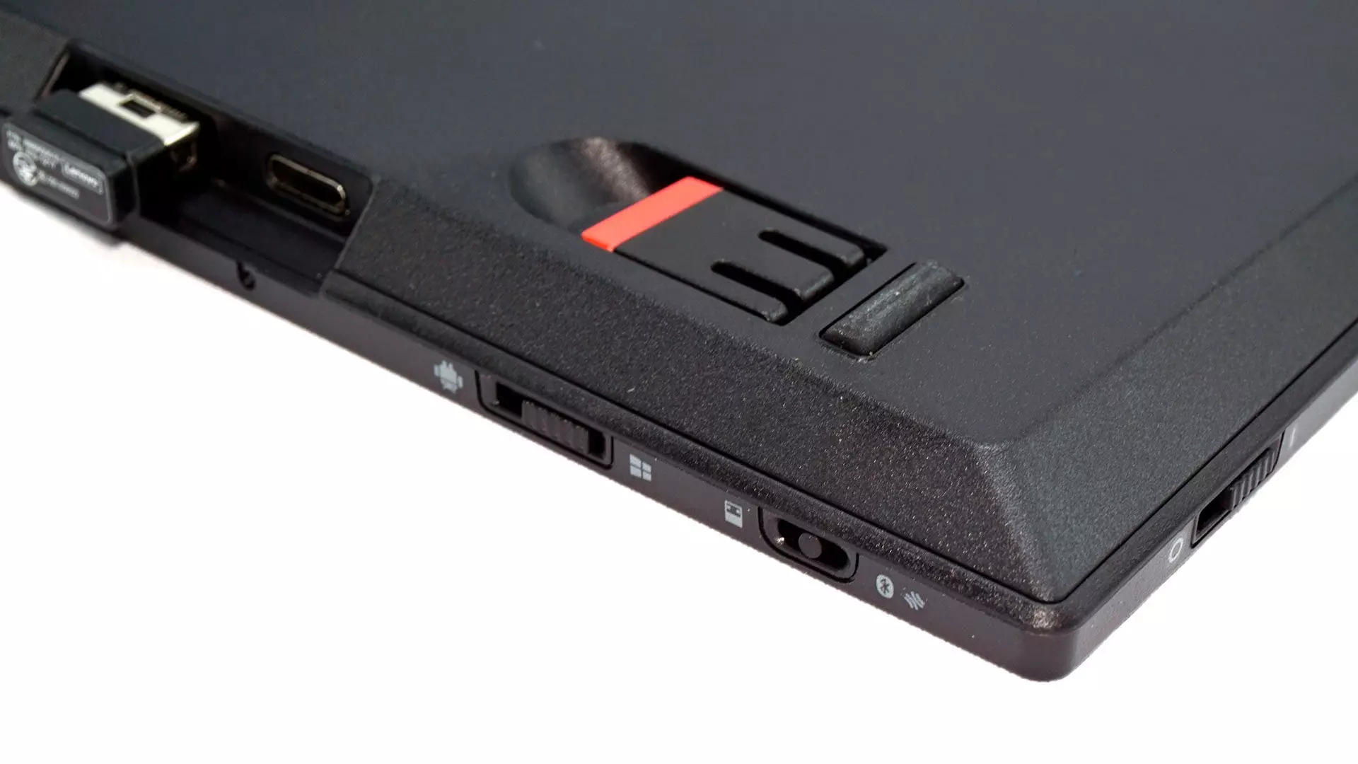 Ovládací tlačítka klávesnice ThinkPad, port USB-C a noha