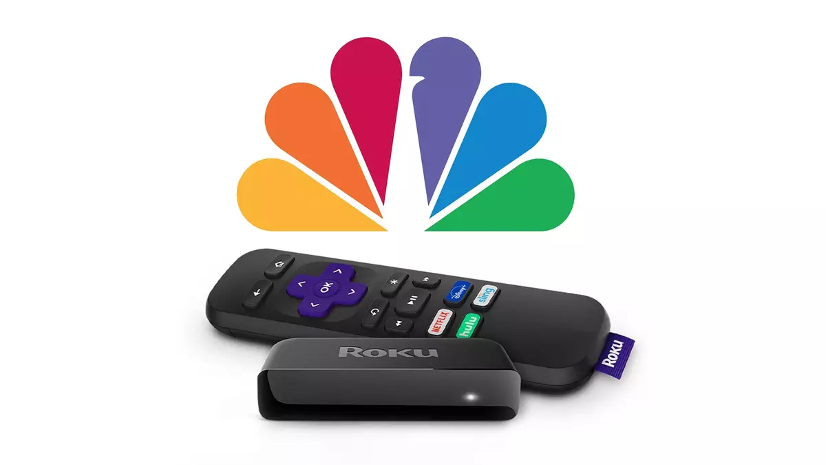 Um bastão de streaming Roku Premiere e o logotipo da NBC.