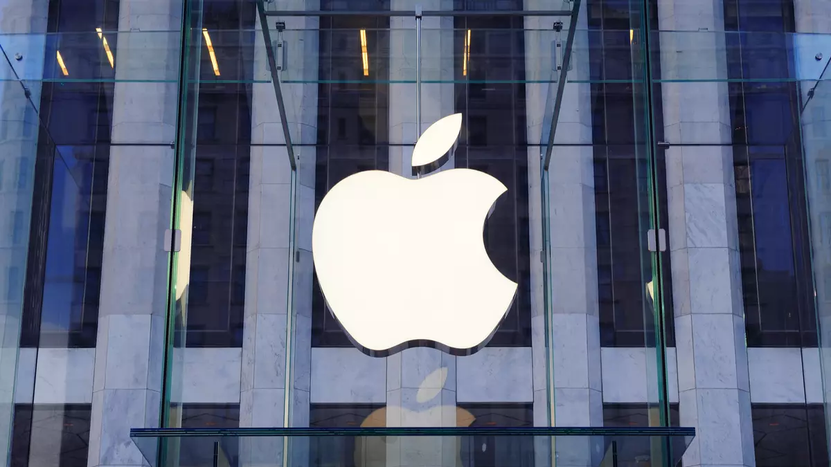 Нью-Йорк шаарындагы Apple дүкөнүнүн логотиби