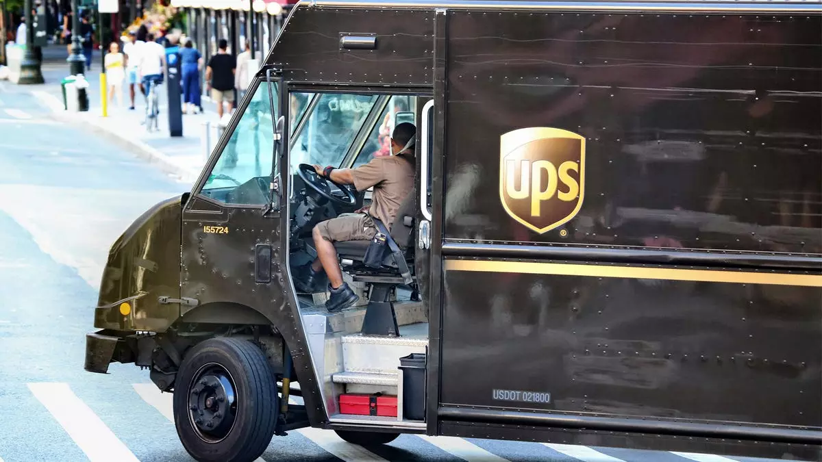 Bir köçä öwrülen UPS ýük maşyny.
