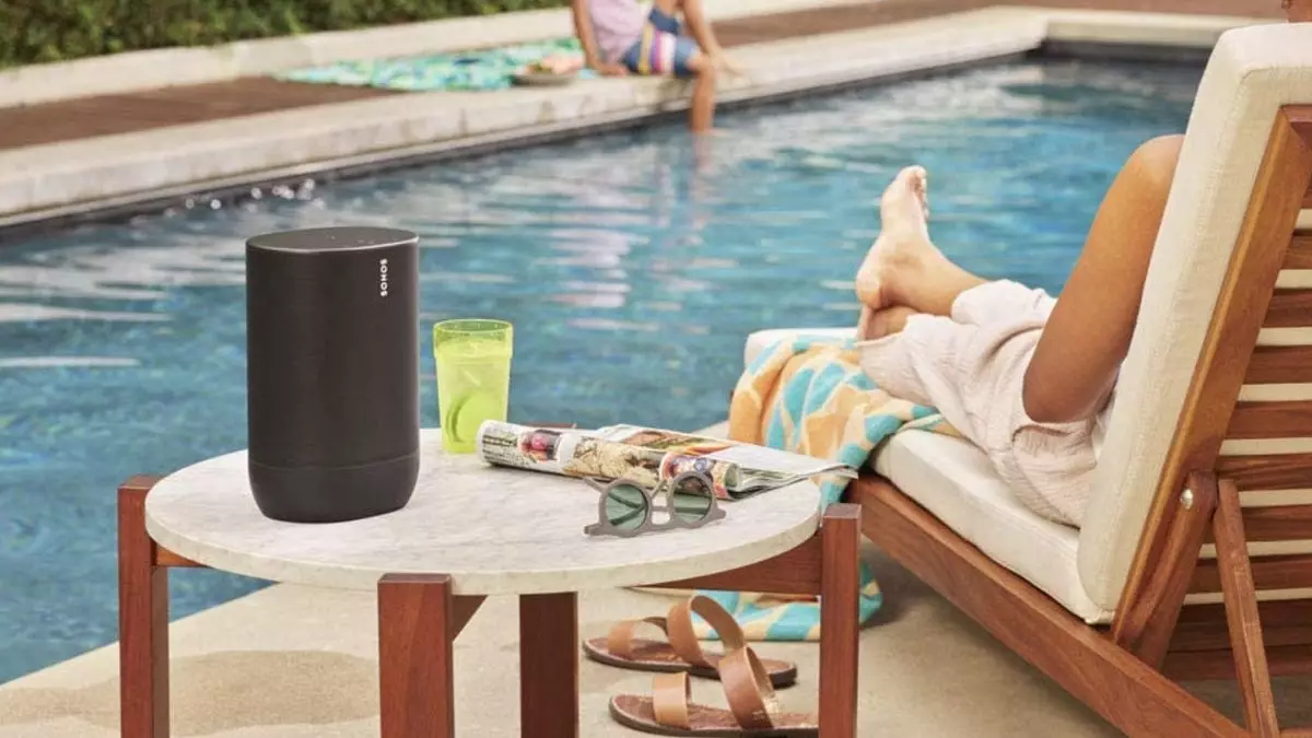 Високоговорител Sonos Move в басейн