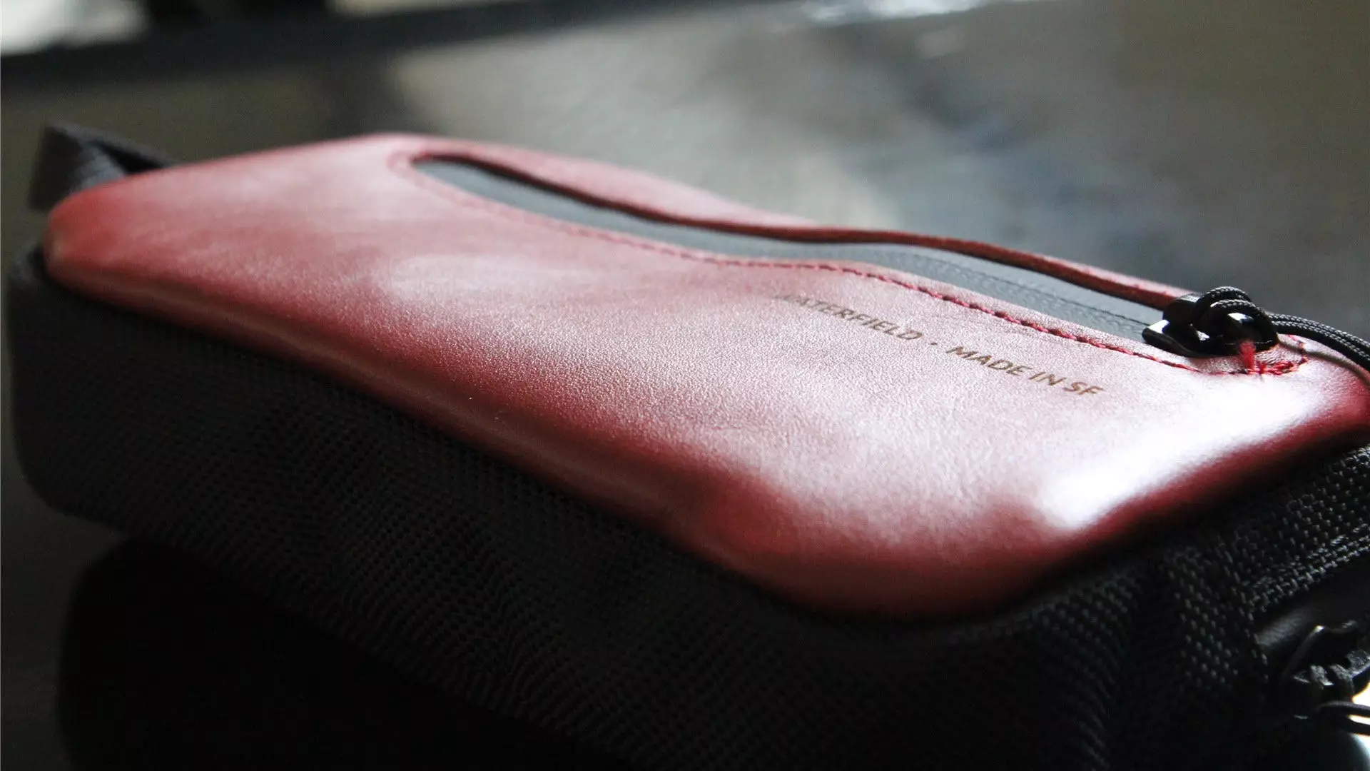 Un primer plano del maletín de herramientas de bolsillo Waterfield Jersey en Crimson.