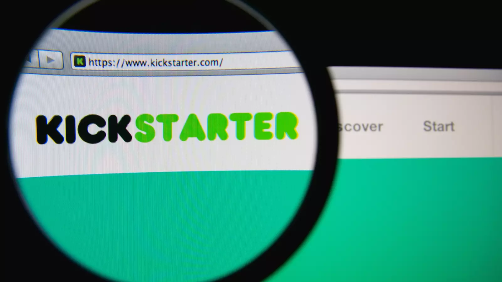 Laman utama Kickstarter melalui kaca pembesar.