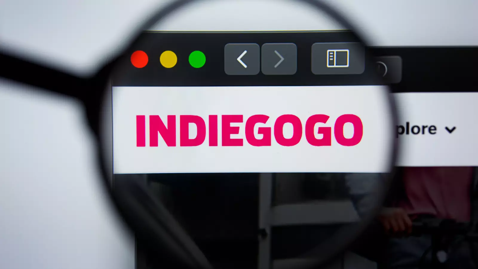 يظهر شعار الصفحة الرئيسية لـ Indiegogo على شاشة العرض