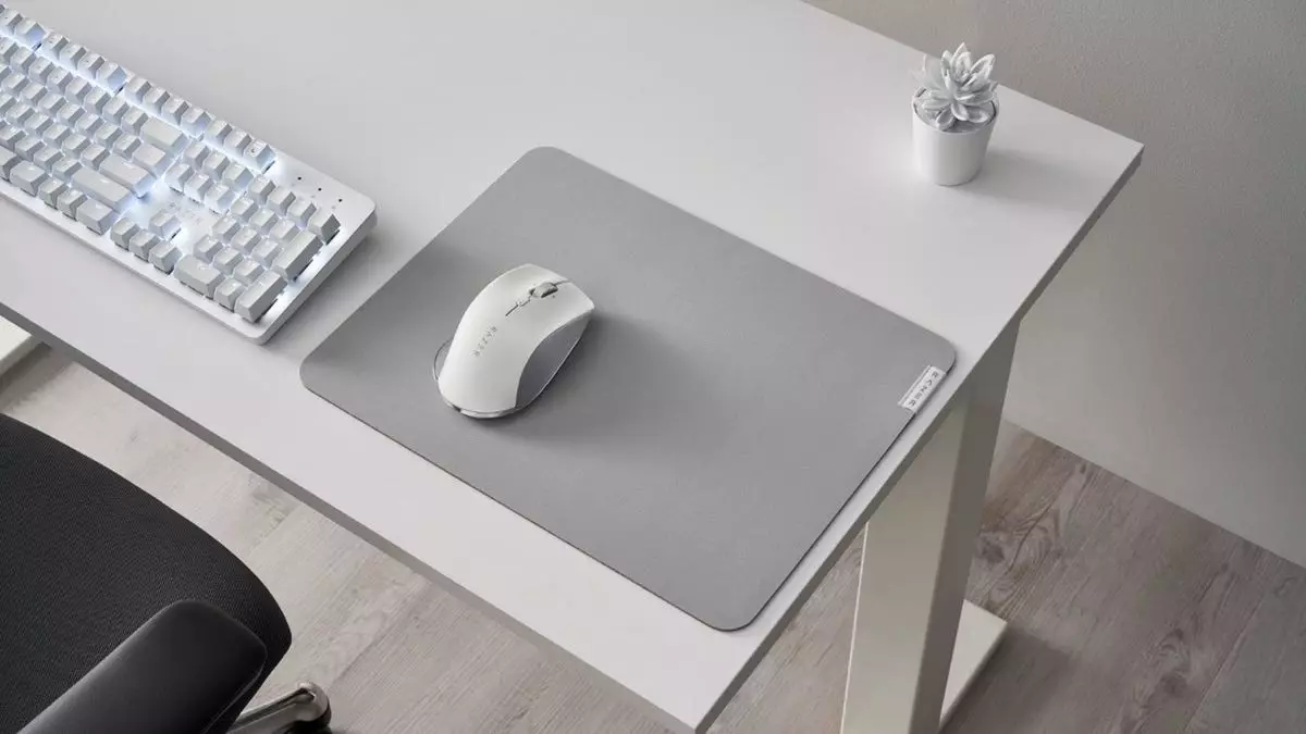 Mouse Razer, mousepad, lan keyboard ing werna putih lan perak alus.
