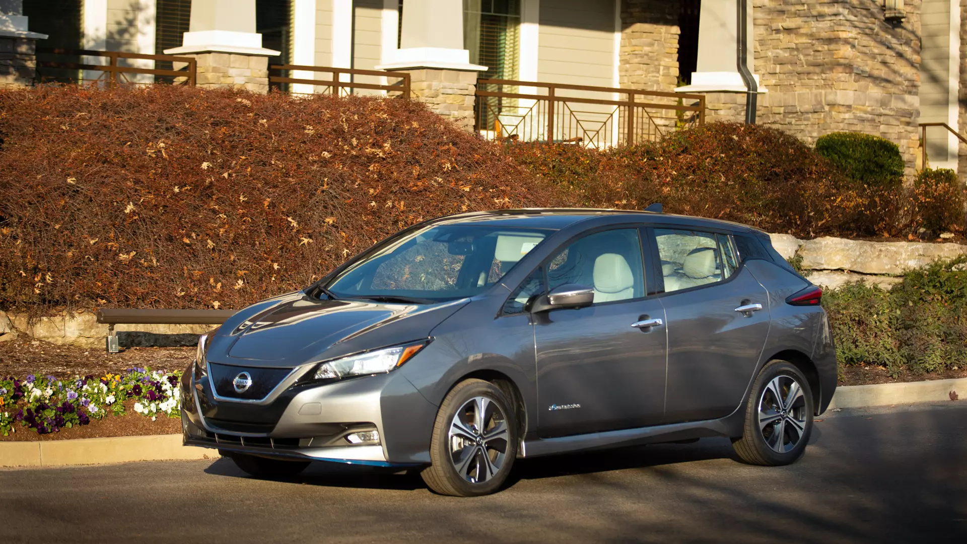 Nissan Leaf S demonstrează că vehiculele electrice pot fi accesibile
