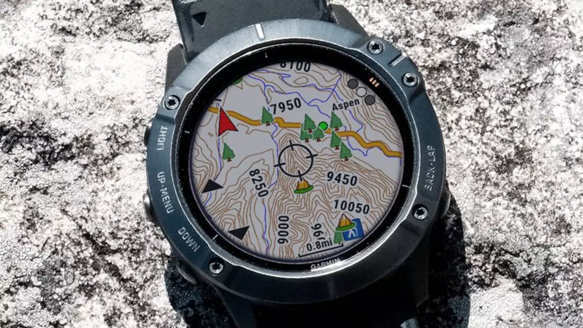 Smartwatch Garmin z wyświetlaną mapą.