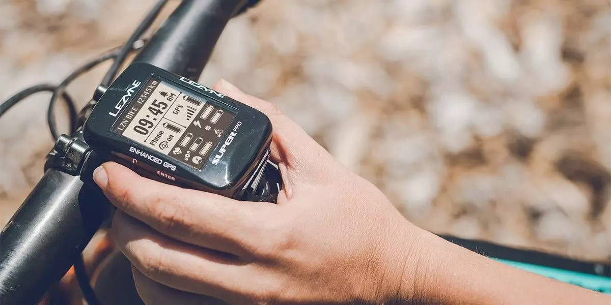 El Lezyne Super Pro GPS instal·lat en una bicicleta de muntanya