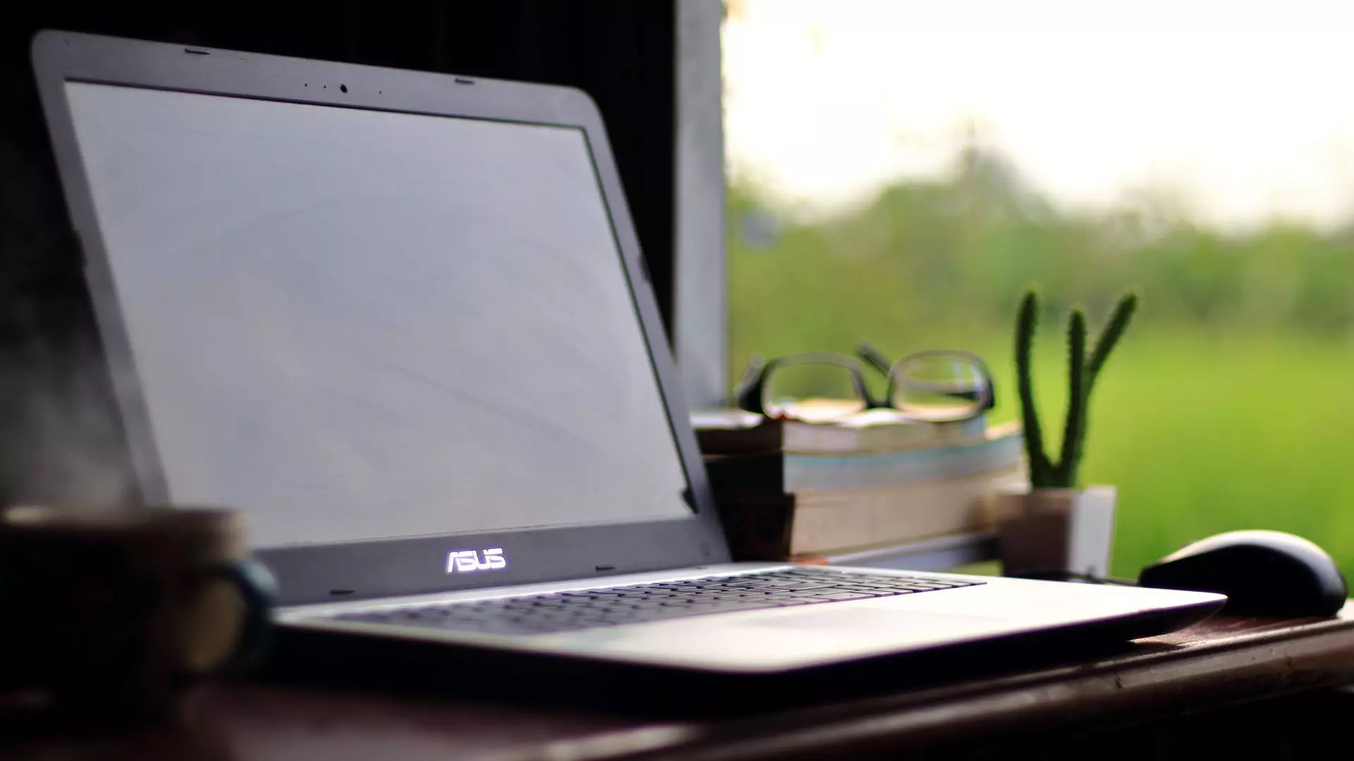 Laptopul Asus pe birou