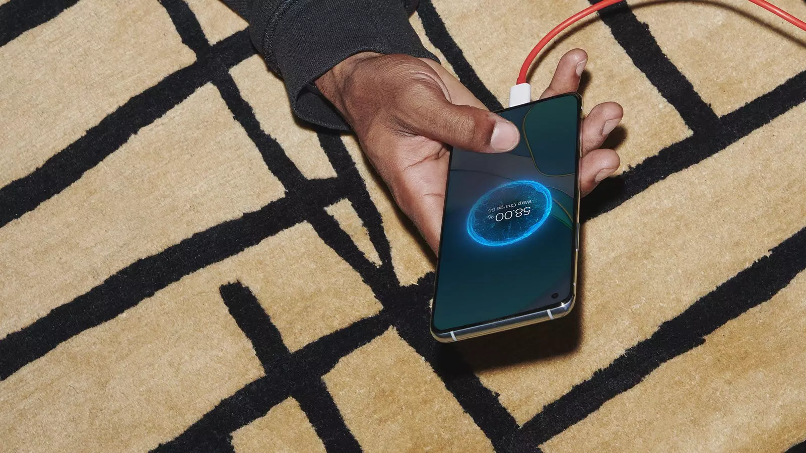 插入并充电的 OnePlus 8T。